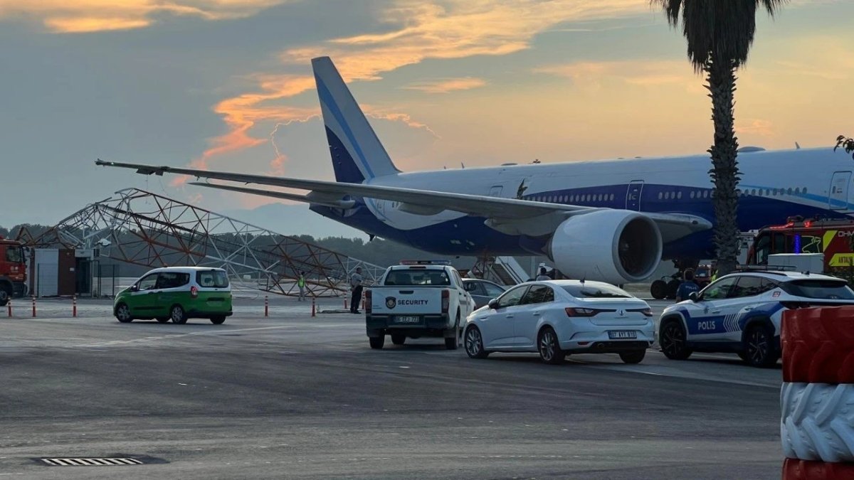 Turkish Airlines Boeing 777-300ER Suffers Fuselage Damage After Hitting ...