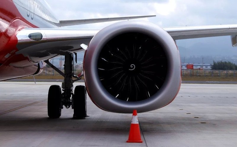 Chinese passenger once again tries to throw coins into jet engine for ...