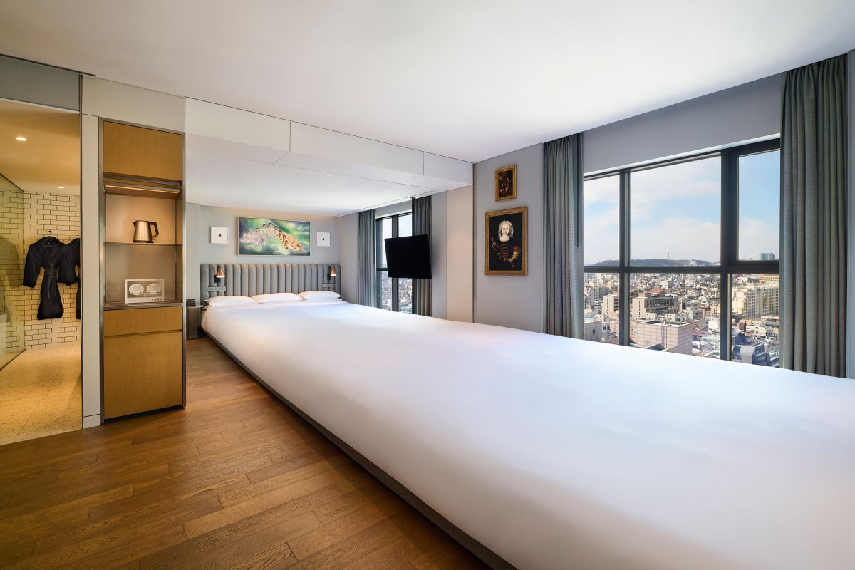 This Hotel Room Has A Massive Bed. Like Really Massive – Gate Checked