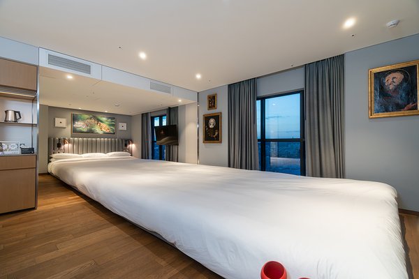 This Hotel Room Has A Massive Bed. Like Really Massive – Gate Checked